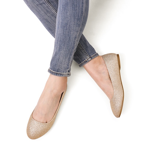 7 Gold Shoes Outfits For Women To Appear Sassy